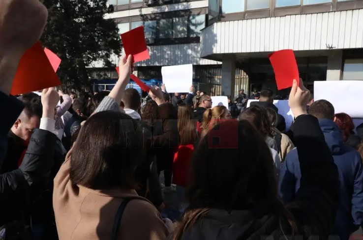 МОН ДОБИ ЦРВЕН КАРТОН па соопшти дека парите на студентите и учениците им се исплатени Дознај