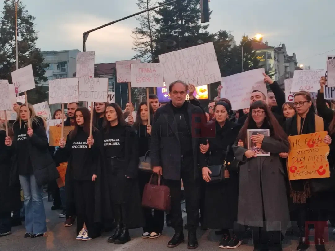ПРОТЕСТ ЗА ПРАВДА ЗА ФРОСИНА Семејството во прв ред
