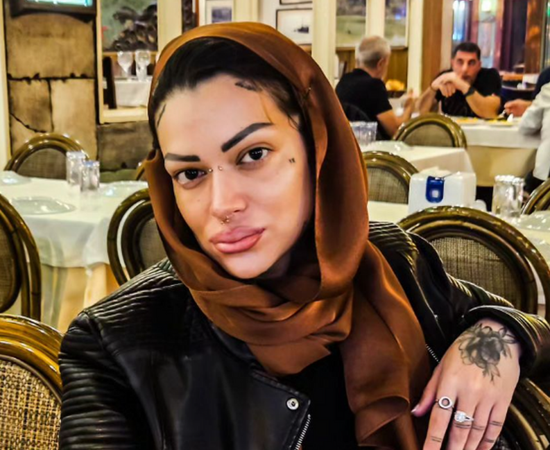 Пејачката која премина во ислам се фалеше дека е среќна СЕГА ПРЕТЕПАНА ОД ПАРТНЕРОТ ФОТО