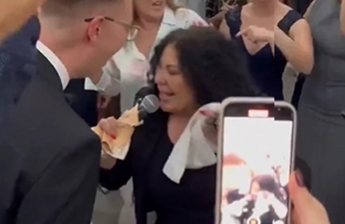 (Видео) Стоја ЈА КИТАТ СО ПАРИ а таа - ПЛАЧЕ! - Дознај на Време.