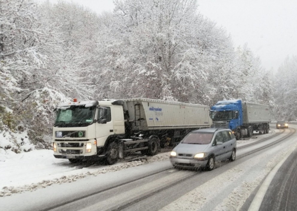 Забрани за товарни возила низ државава снежни врнежи се очекуваат и ноќва