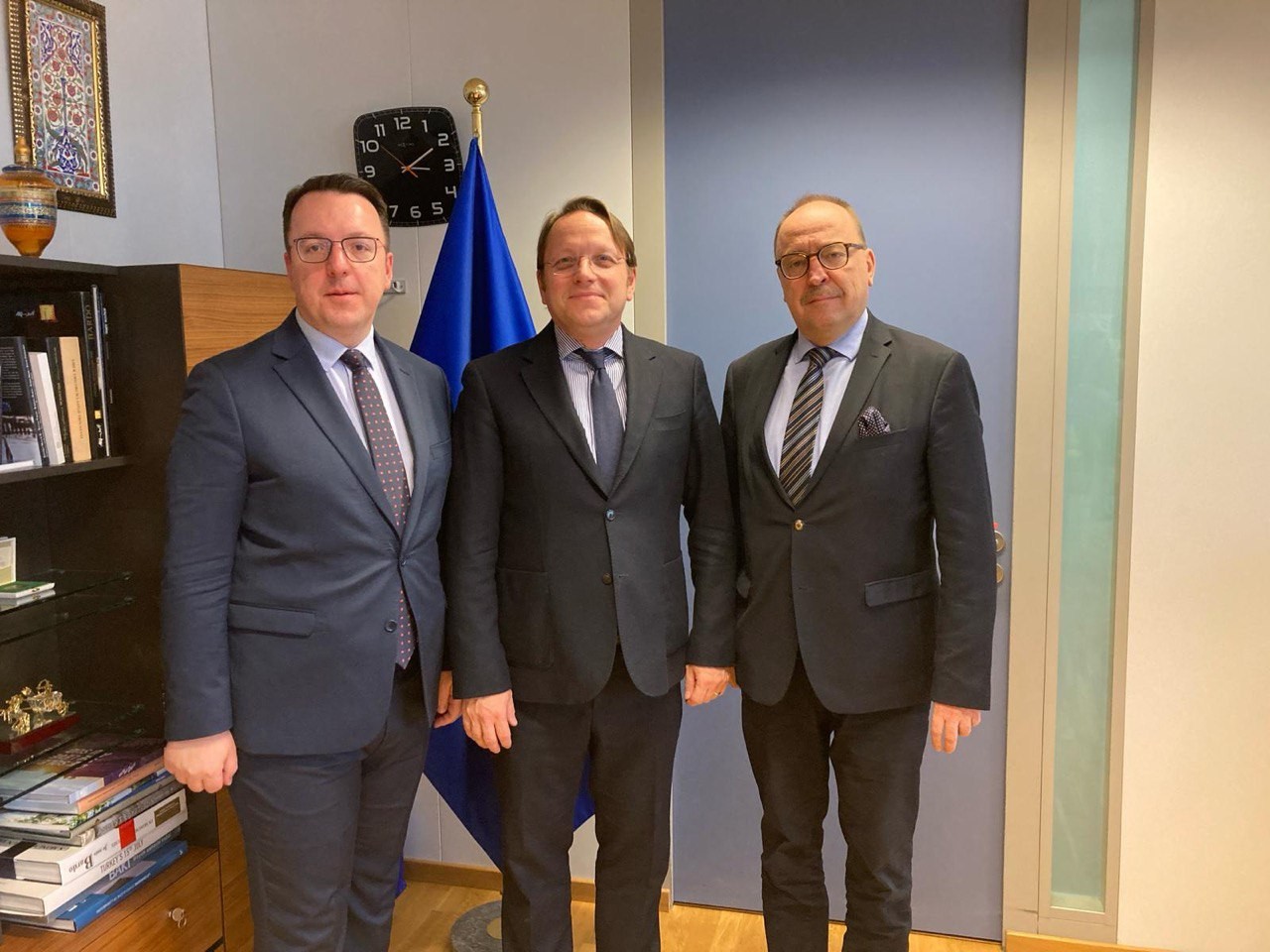 Николоски со Вархеји во Брисел: По изборите ЌЕ РАБОТИМЕ МАКЕДОНИЈА ДА ...