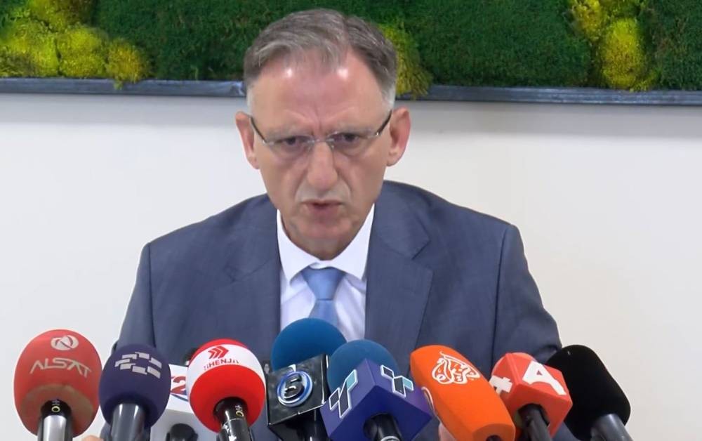 Дали Демири паралелно со пратеничкиот мандат продолжува да се однесува и како министер за