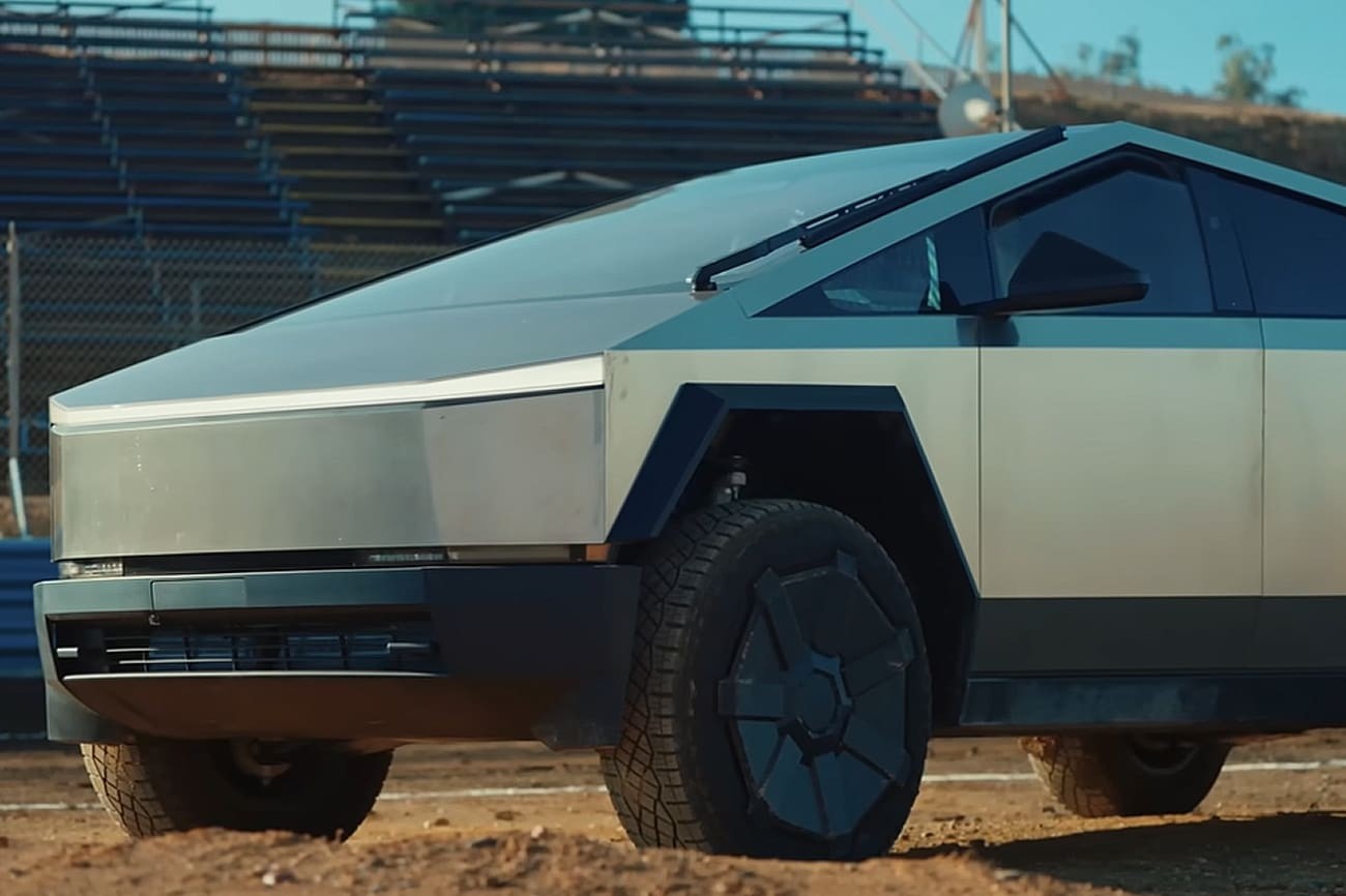 Елон Маск го претстави Cybertrack, веќе има милион нарачки (ФОТО+ВИДЕО)