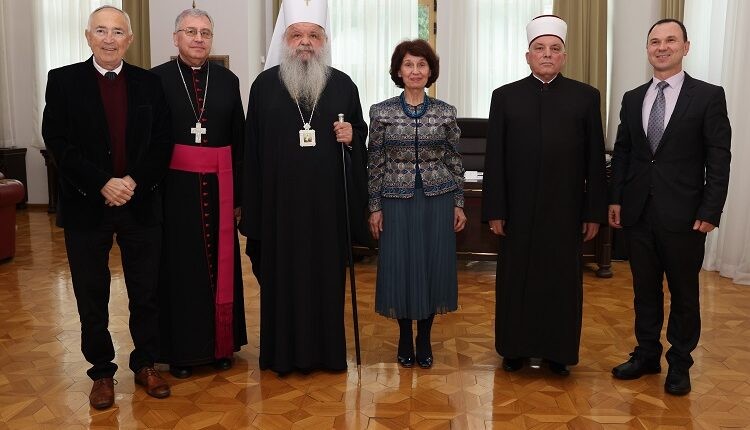 Претседателката Сиљановска Давкова НА СРЕДБА СО ПОГЛАВАРИТЕ И
