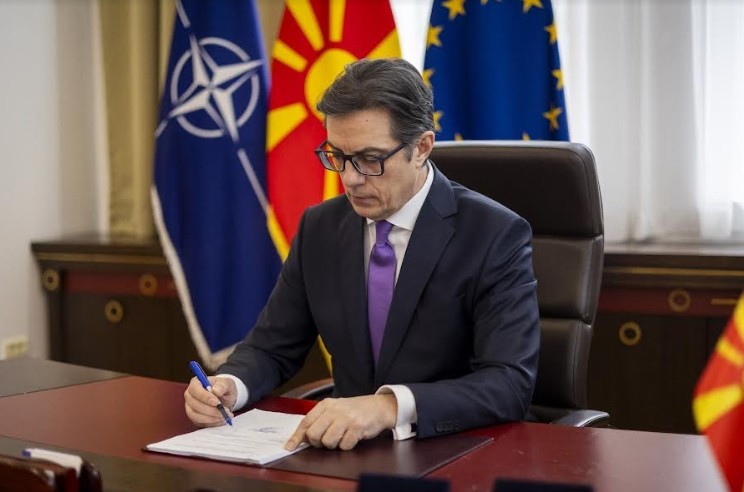 Пендаровски стави ПОТПИС на указот за измени на Законот за безбедност на сообраќајот на патиштата