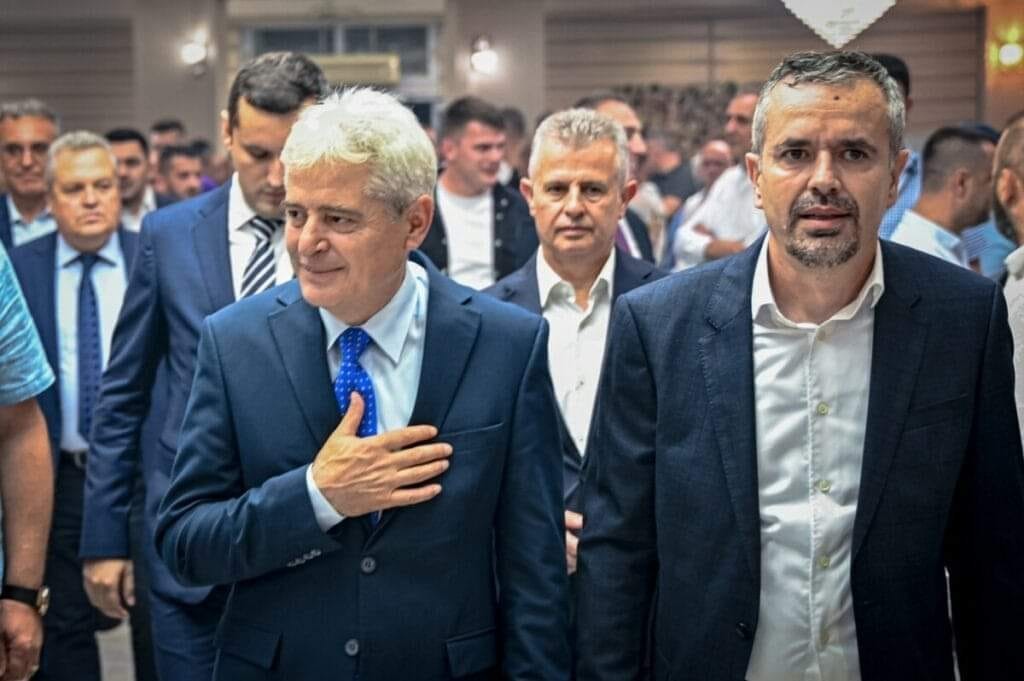 Фирма за обезбедување на ЛДП и ДУИ го ДОЗВОЛИ УПАДОТ И ТЕПАЊЕТО ВО М НАВ ДОКУМЕНТИ