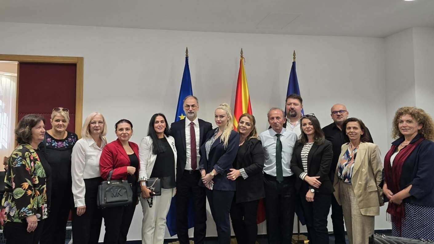 Потпретседателот и министер Стоилковиќ се сретна со просветни работници кои предаваат на