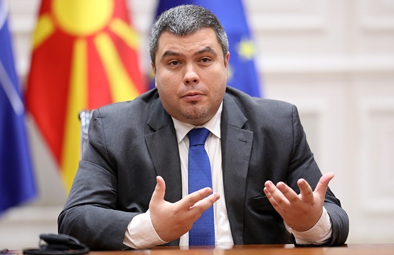 За Маричиќ НЕСЕРИОЗНО БИЛО ДА СЕ ПРОДОЛЖИ ВАЖНОСТА НА ПАСОШИТЕ