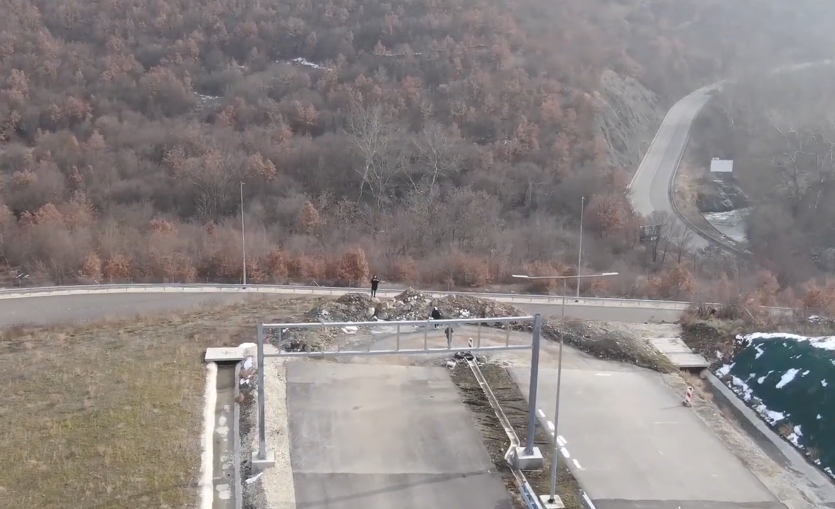 ДВА КИЛОМЕТРИ ГИ ГРАДЕА 6 ГОДИНИ И ЗАВРШУВААТ НИКАДЕ Што работеше минатата власт на автопатот