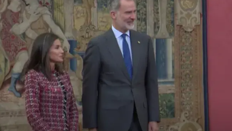 ШПАНИЈА НА НОЗЕ Кралицата Летиција и кралот Фелипе за прв пат во јавност по СКАНДАЛОТ за