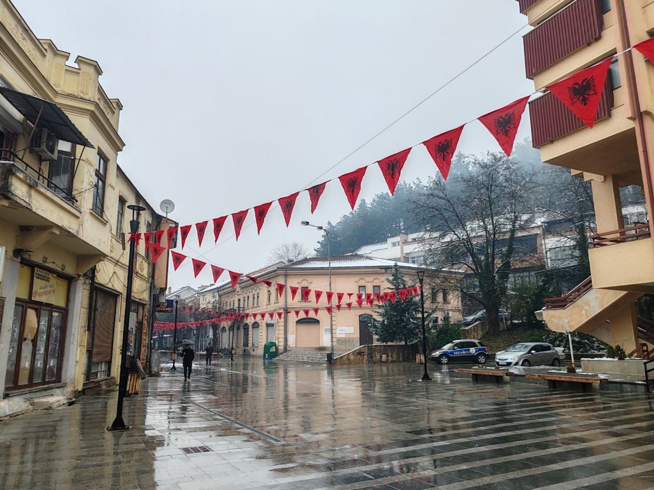 КАДЕ Е МАКЕДОНСКОТО ЗНАМЕ Кичево „накитено“ со албански знамиња