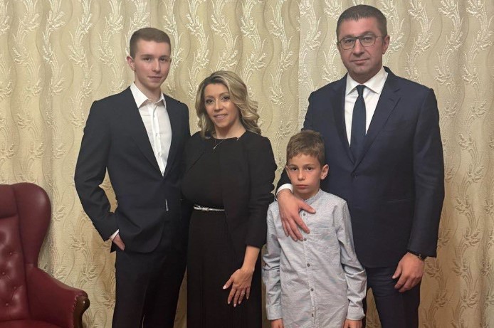 ПОСТАРИОТ СИН НА МИЦКОСКИ СЛАВИ МАТУРА премиерот објави семејна фотографија со порака до него