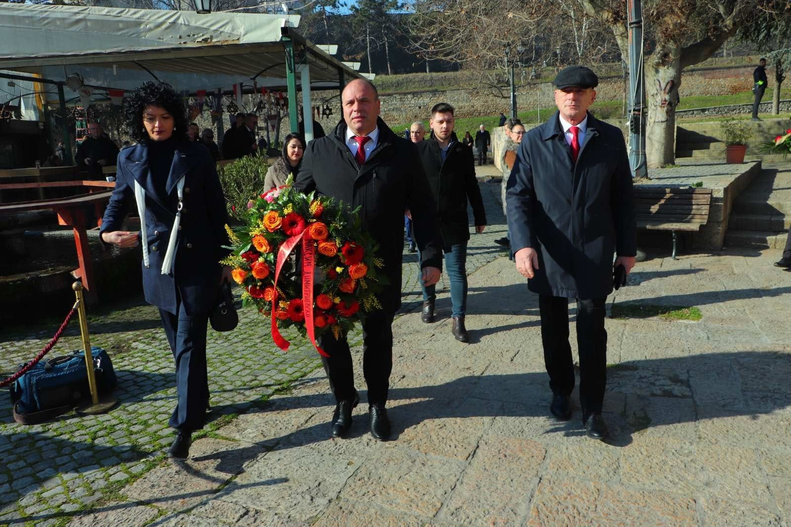 МАКСИМ Димитриевски положи свежо цвеќе на гробот на Гоце Делчев Дознај на Време