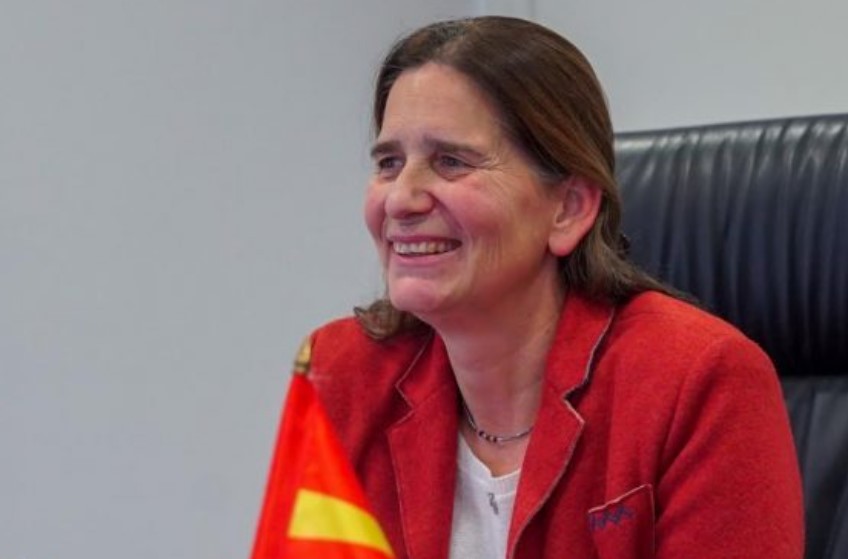 Грчката амбасадорка ЈА НАПУШТИ СЕДНИЦАТА ОТКАКО СИЛЈАНОВСКА КАЖА САМО МАКЕДОНИЈА БЕЗ СЕВЕРНА