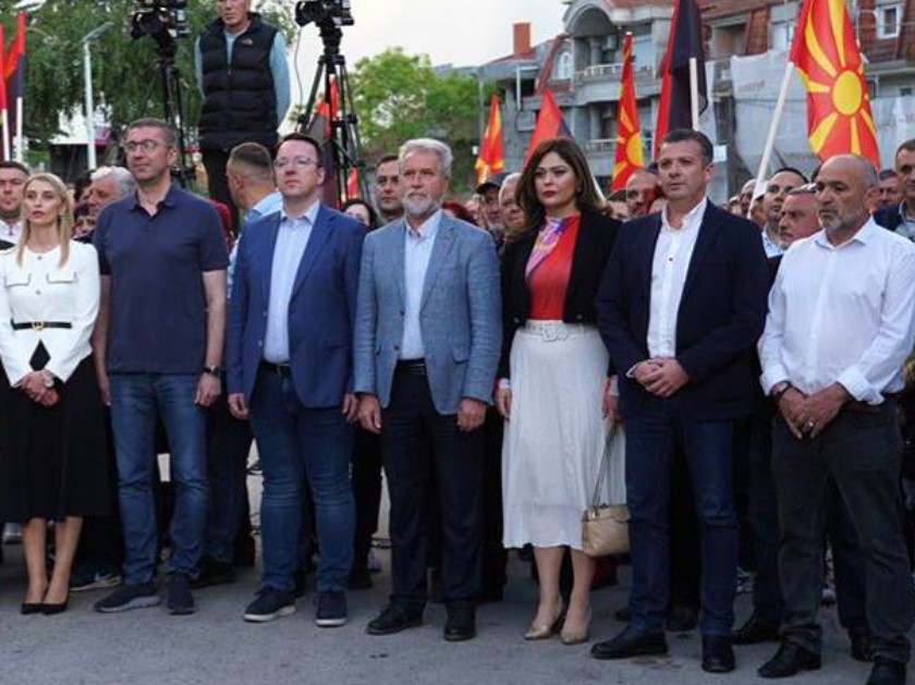 Познатиот македонски ортопед СЕ ПРИКЛУЧИ НА ПРОМЕНИТЕ Д р ВИКТОР КАМНАР НА МИТИНГОТ НА ВМРО