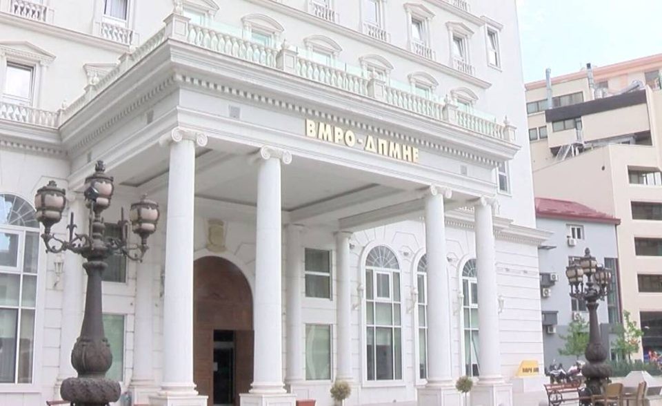 Кога нема пари и функции Османи и Ахмети почнуваат да се кријат зад етничкото знаме му